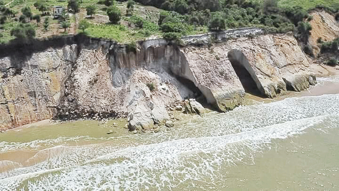 Batu Berbentuk Kepala Singa Di Pantai Tusan Miri Telah Runtuh