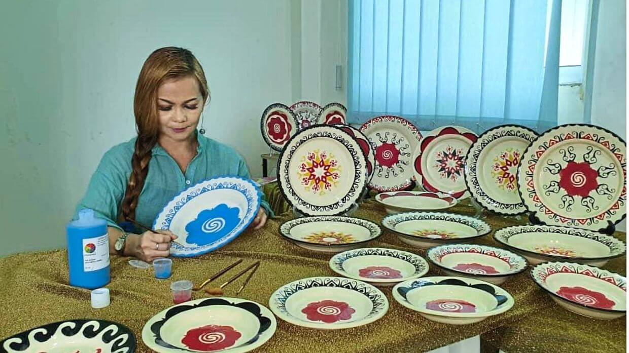 Motif Iban Pada Pinggan Lukisan Artis Sarawak Ini Pelihara Tradisi Etnik