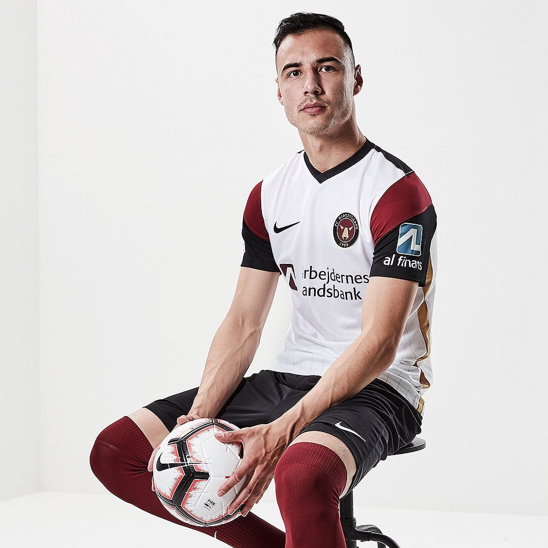 Kenali Dion Cools, Pemain Bola Berdarah Sarawak Yang Bantu Malaysia ...