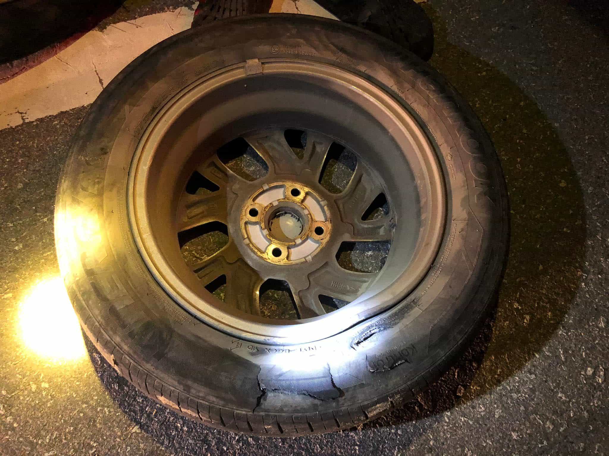 'Bayar Cukai Tapi Ini Saya Dapat' - Tayar Netizen Pecah Akibat Jalan ...