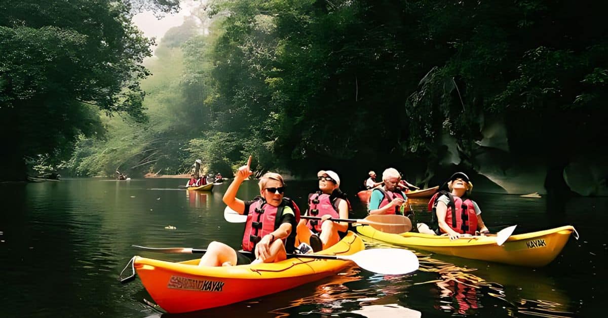 Berkayak Sambil Menikmati Keindahan Alam Di Sungai Semadang Padawan