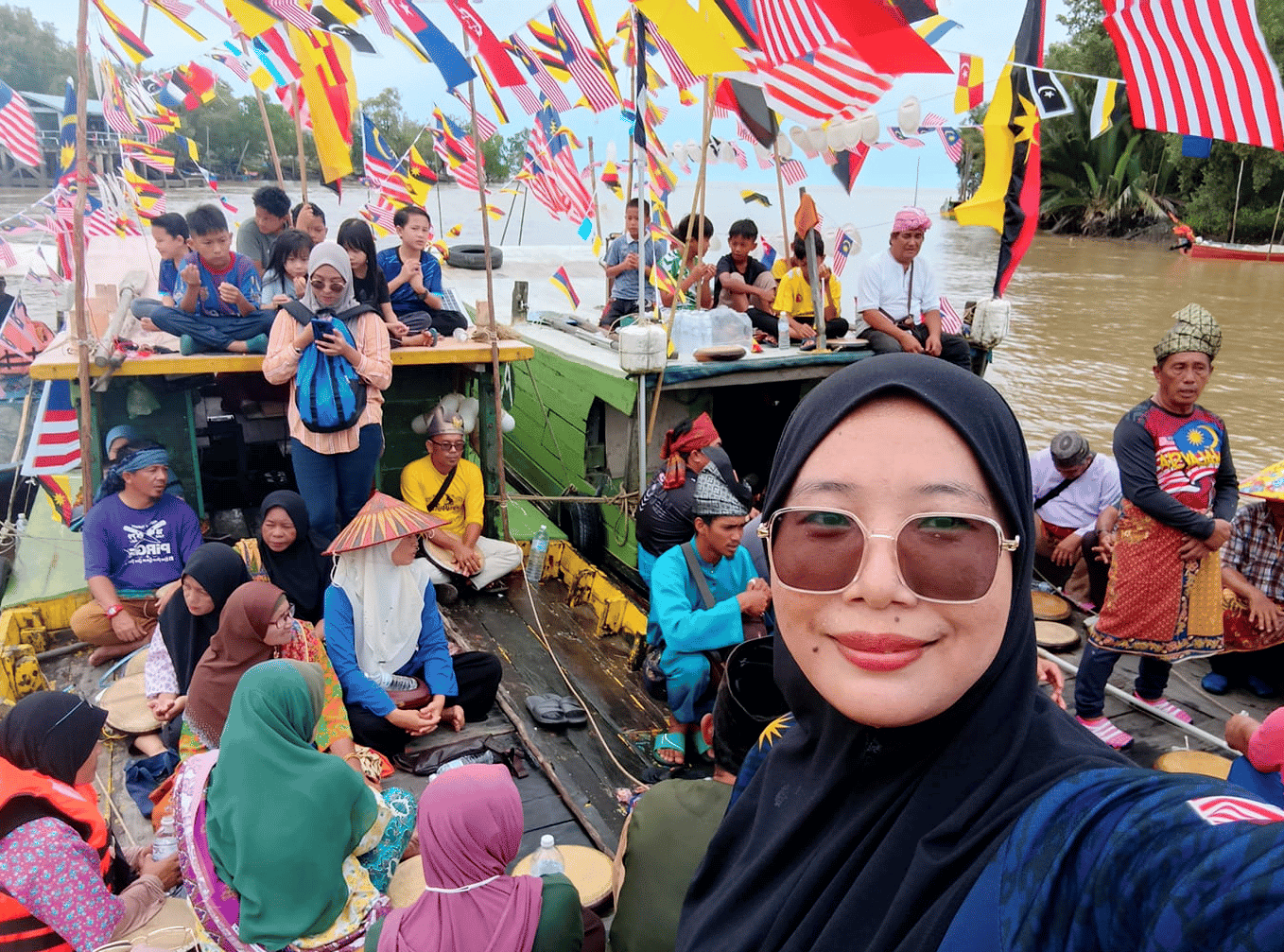 Sambutan Hari Kebangsaan Unik, Warga Sebuyau Berarak Dengan Bot Dihiasi ...