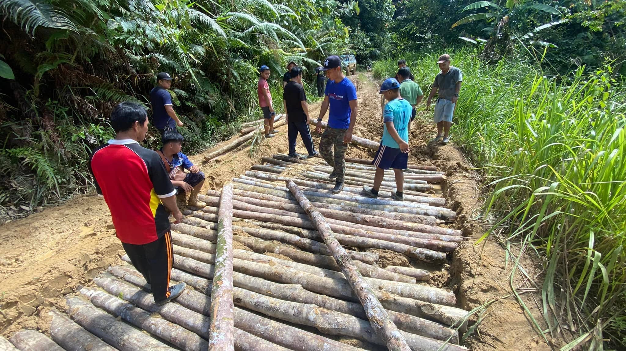 Penduduk Pedalaman Sabah Ambil Inisiatif Baiki Jalan Sendiri Pada Cuti ...