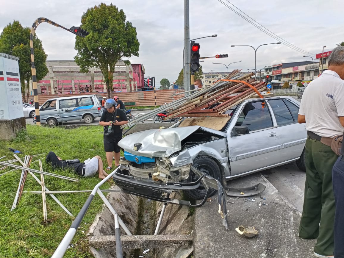 Langgar Lampu Merah, Proton Saga Rempuh Motosikal Sempat Dirakam ...