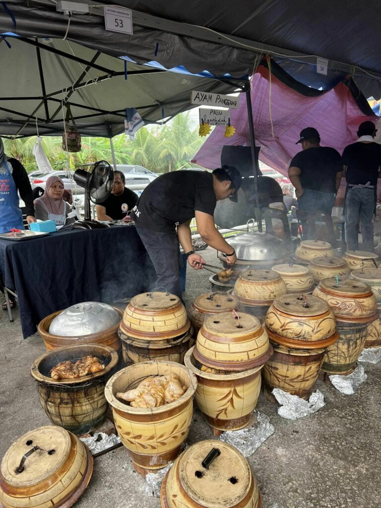 Masak Ayam Dalam Pasu, Hidangan Ini Tarik Perhatian Ramai Di Bazaar ...