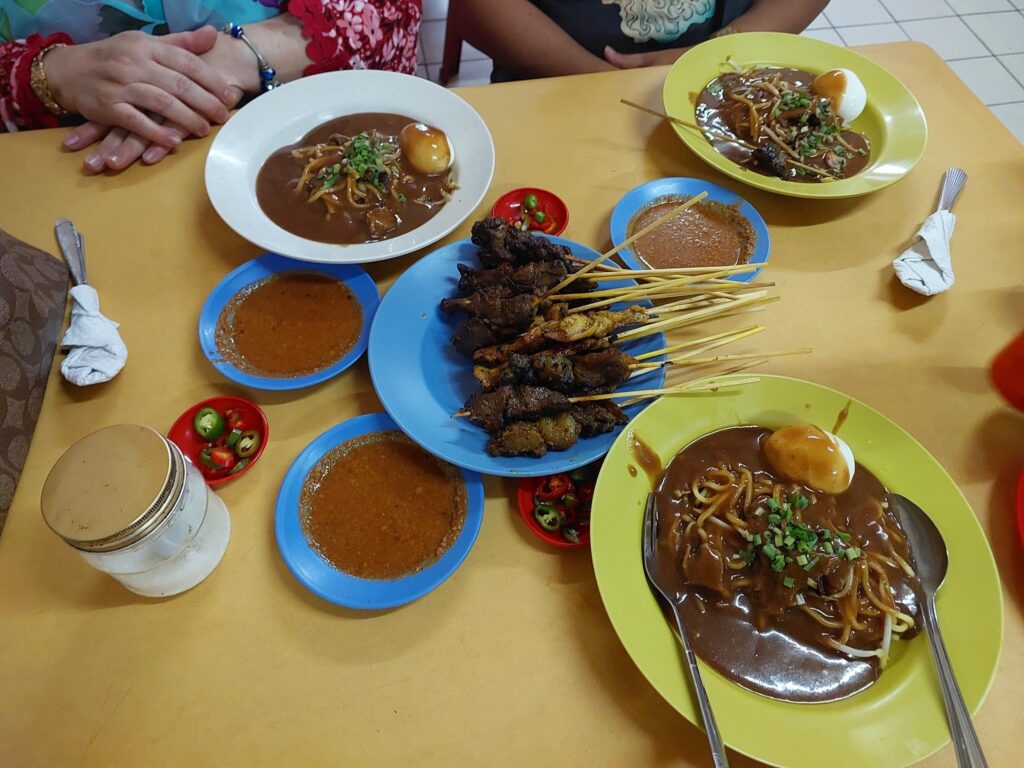 Dianggap 'Legend' Di Kuching, Anda Perlu Cuba Mee Jawa Pak Awang