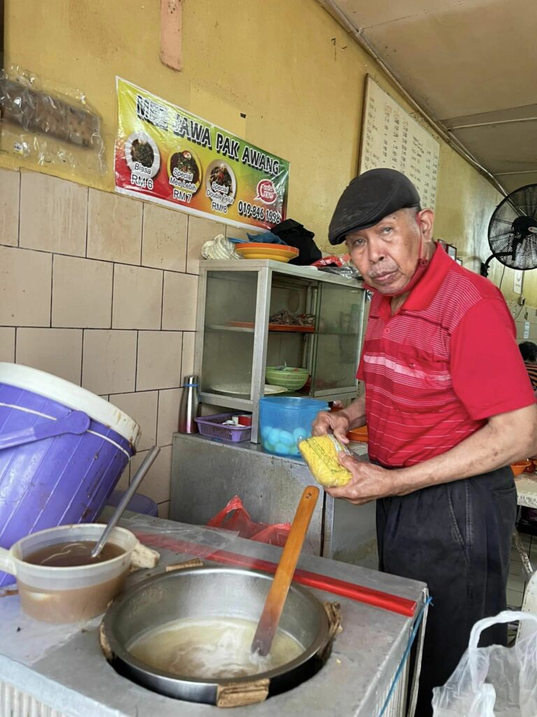 Dianggap 'Legend' Di Kuching, Anda Perlu Cuba Mee Jawa Pak Awang