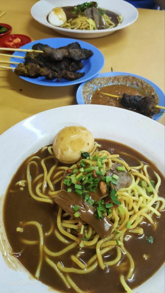 Dianggap 'Legend' Di Kuching, Anda Perlu Cuba Mee Jawa Pak Awang