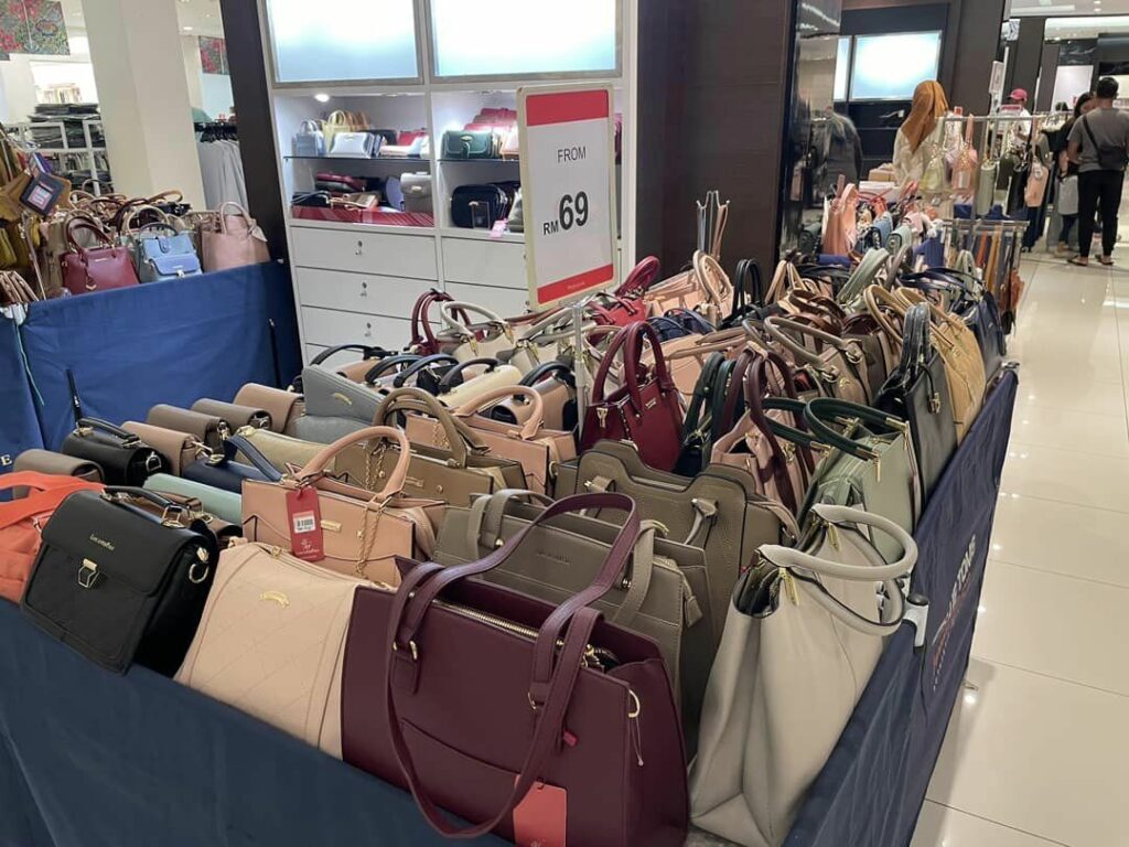 Promosi 'Tutup Kedai' Parkson, Orang Ramai Dilihat Berkerumun Di The ...