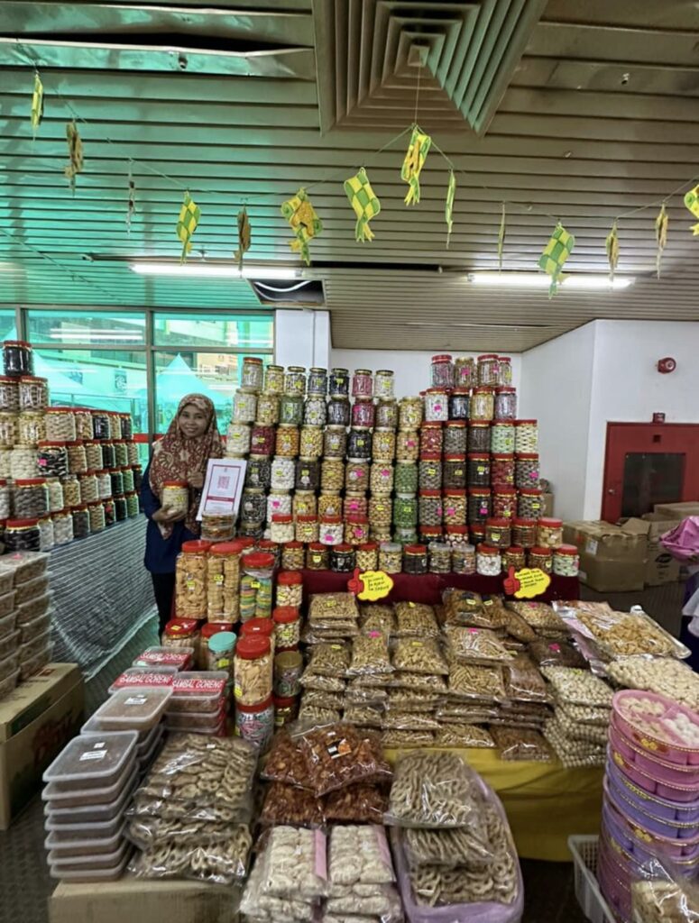 4 Balang RM100 Sahaja, Dapatkan Stok Biskut Raya Anda Di Wisma Muis KK
