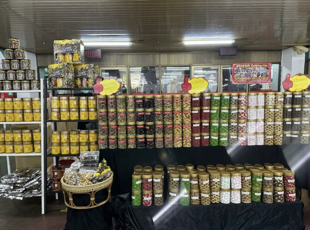 4 Balang RM100 Sahaja, Dapatkan Stok Biskut Raya Anda Di Wisma Muis KK