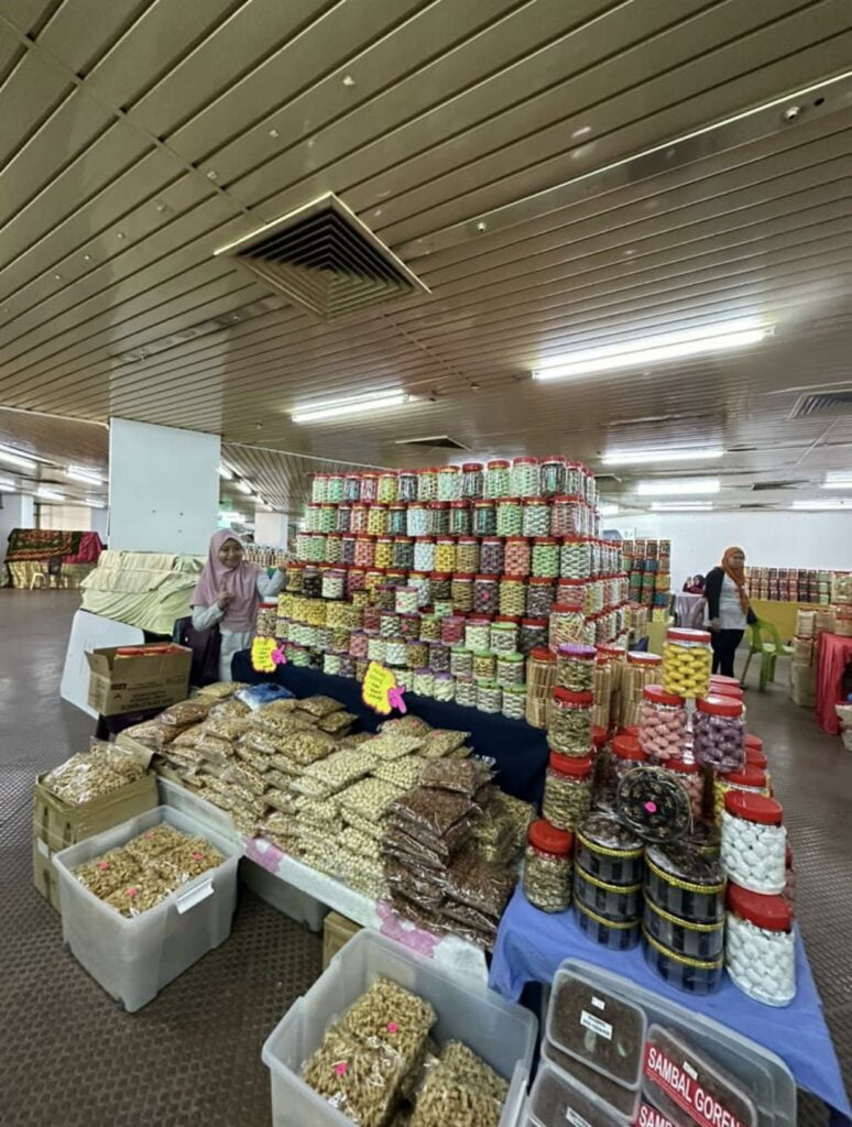 4 Balang RM100 Sahaja, Dapatkan Stok Biskut Raya Anda Di Wisma Muis KK