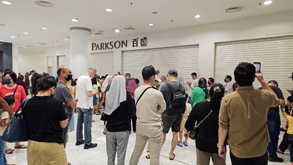 Promosi 'Tutup Kedai' Parkson, Orang Ramai Dilihat Berkerumun Di The ...