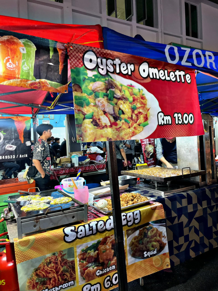 Dijamin Halal, Warga Kuching Wajib Cuba 'Oyster Omelettes' Di Bazar ...