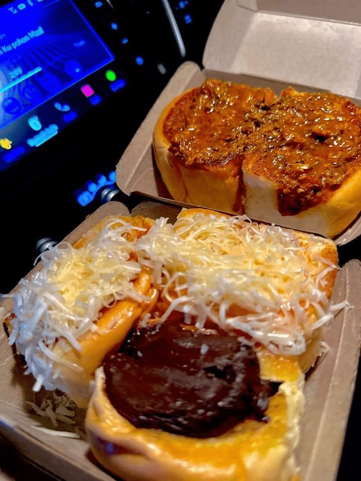 Hidangan Enak Untuk Moreh, Anda Perlu Cuba Roti Bakar Leleh Di Kuching Ini