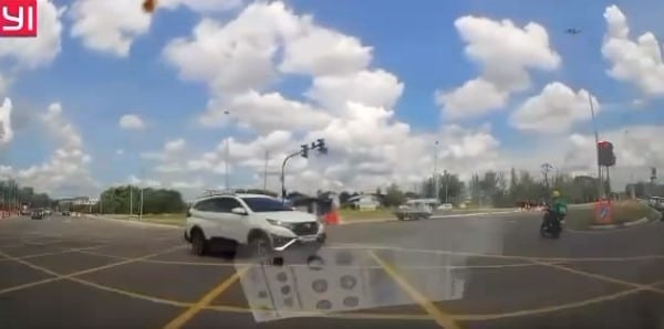 'Sikit Lagi Nak Accident', Tular Rakaman Aruz Putih Selamba Langgar ... 'Sikit Lagi Nak Accident', Tular Rakaman Aruz Putih Selamba Langgar ...