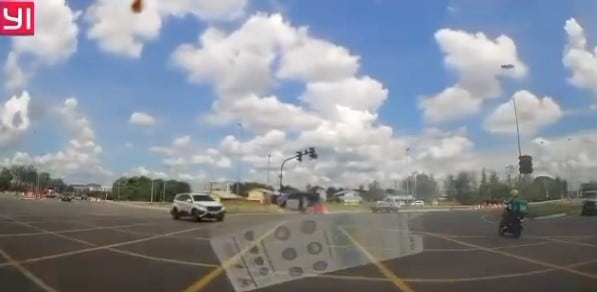 'Sikit Lagi Nak Accident', Tular Rakaman Aruz Putih Selamba Langgar ... 'Sikit Lagi Nak Accident', Tular Rakaman Aruz Putih Selamba Langgar ...