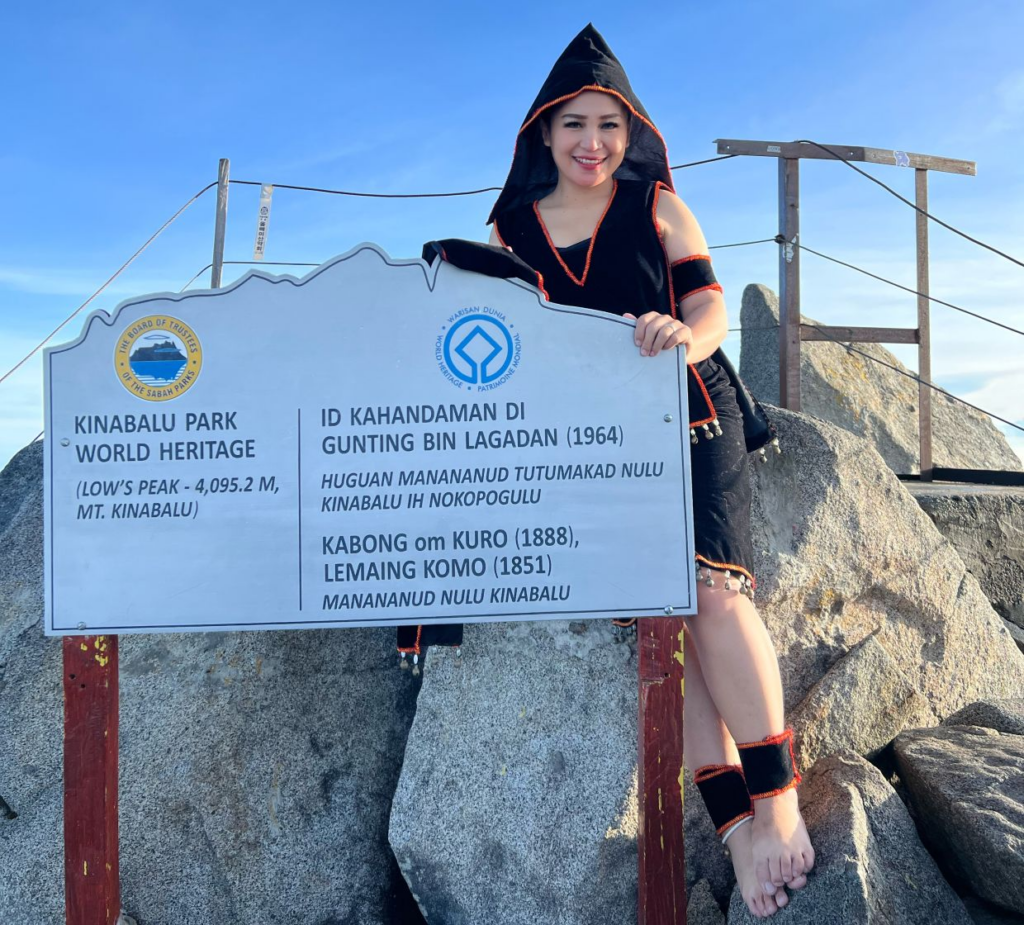 Sempena Kaamatan Tak Lama Lagi, Anak Sabah Ini Pakai Baju Tradisional Di Puncak Gunung Kinabalu
