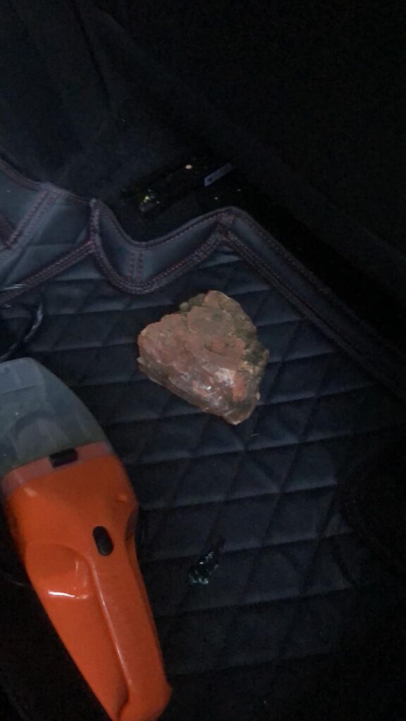 Terkejut Dengan Bunyi Meletup, Rupa-Rupanya Cermin Pecah Dibaling ...