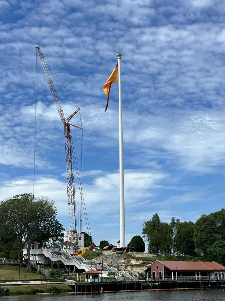 Kini Gah Terpacak, Tiang Bendera RM30 Juta Jadi Ikon Terbaru Di Sarawak