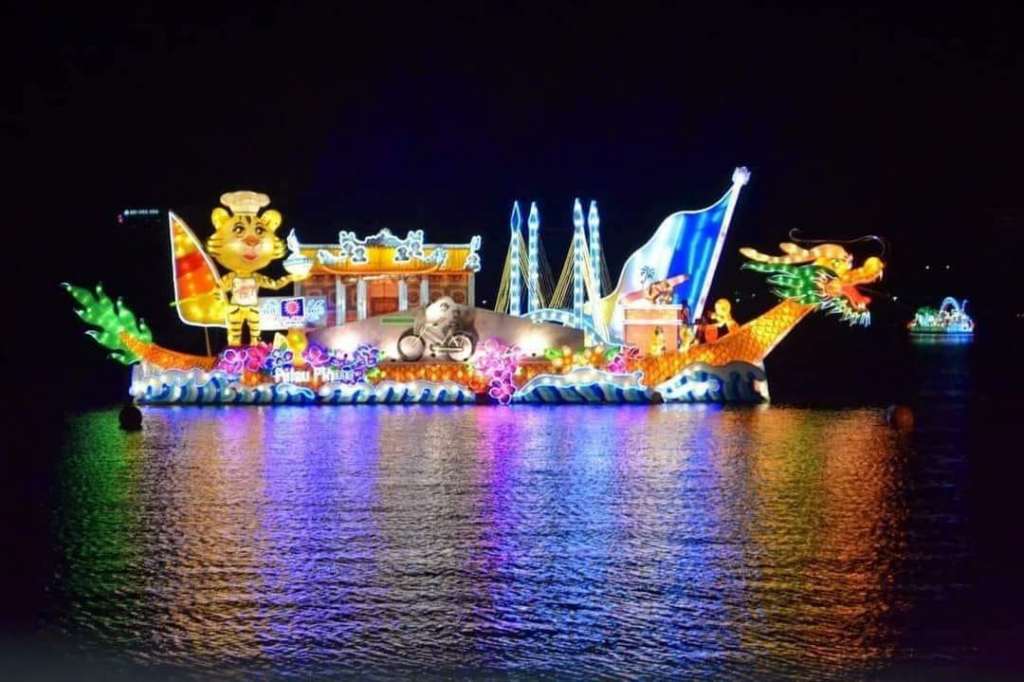 Acara Dinanti-Nantikan Semua, Saksikan Perarakan Kapal Berhias Di ...