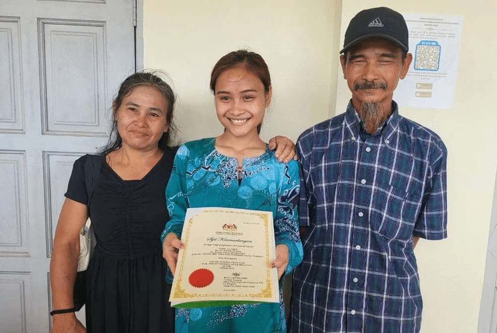 Hutang Jiran Demi Teman Anak Ambil 'Result' STPM, Kisah Pelajar Cemerlang Dari Sabah Ini Sentuh ...