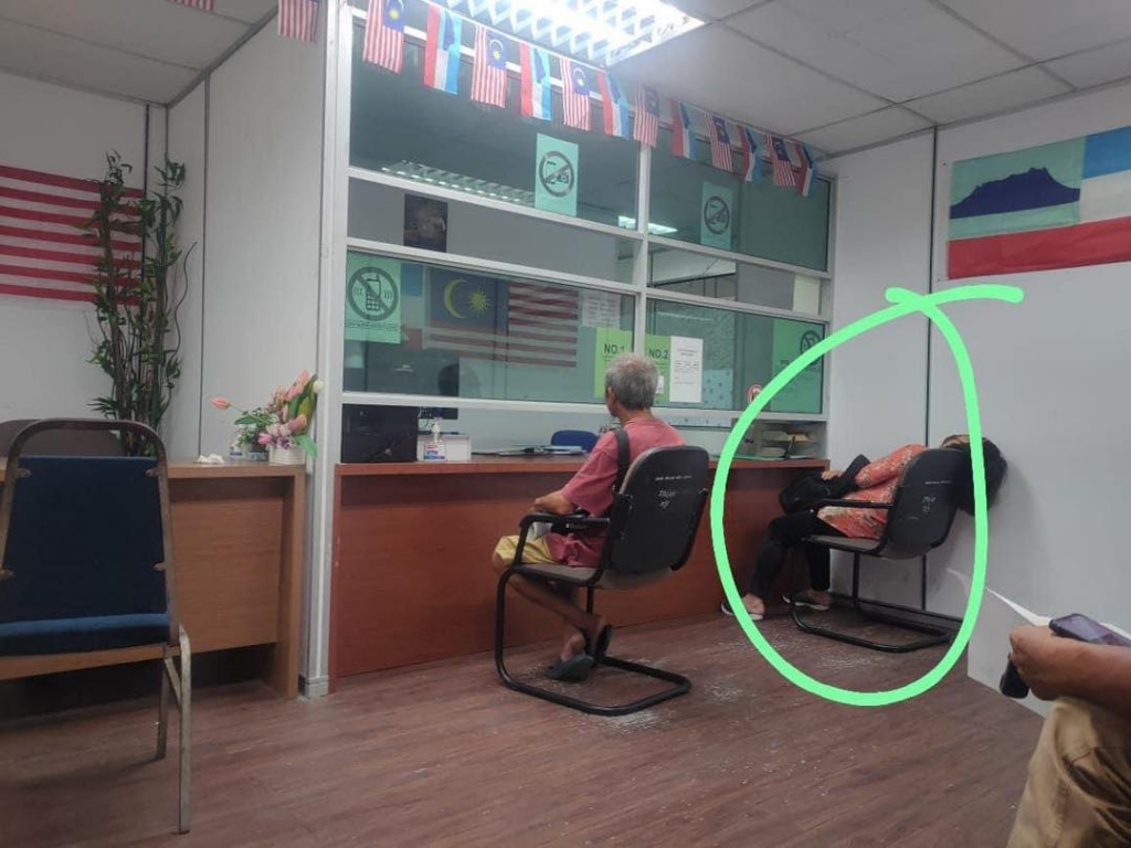 Berjam Menunggu, Tular Foto Individu Tertidur Di Kaunter Kerajaan Raih ...