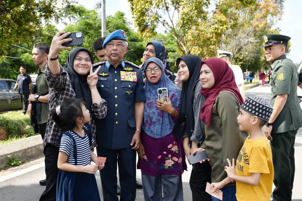 Hari Pertama Kembara Kenali Borneo, Agong 'Excited' Sambutan Luar Biasa ...