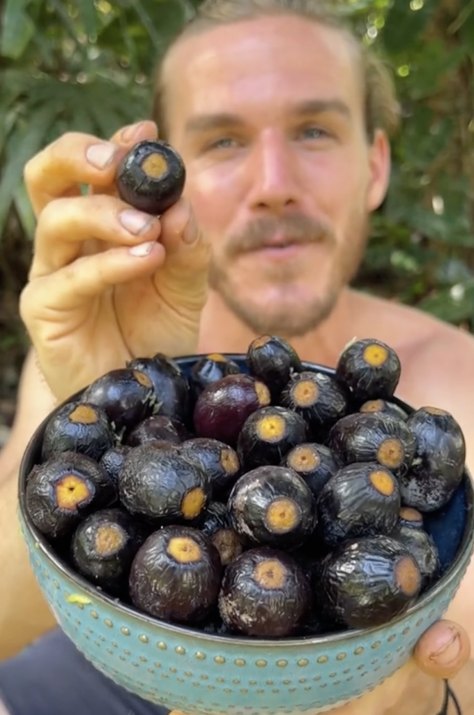 'Buah Paling Menarik', Mat Saleh Teruja Dapat Makan Buah Dabai