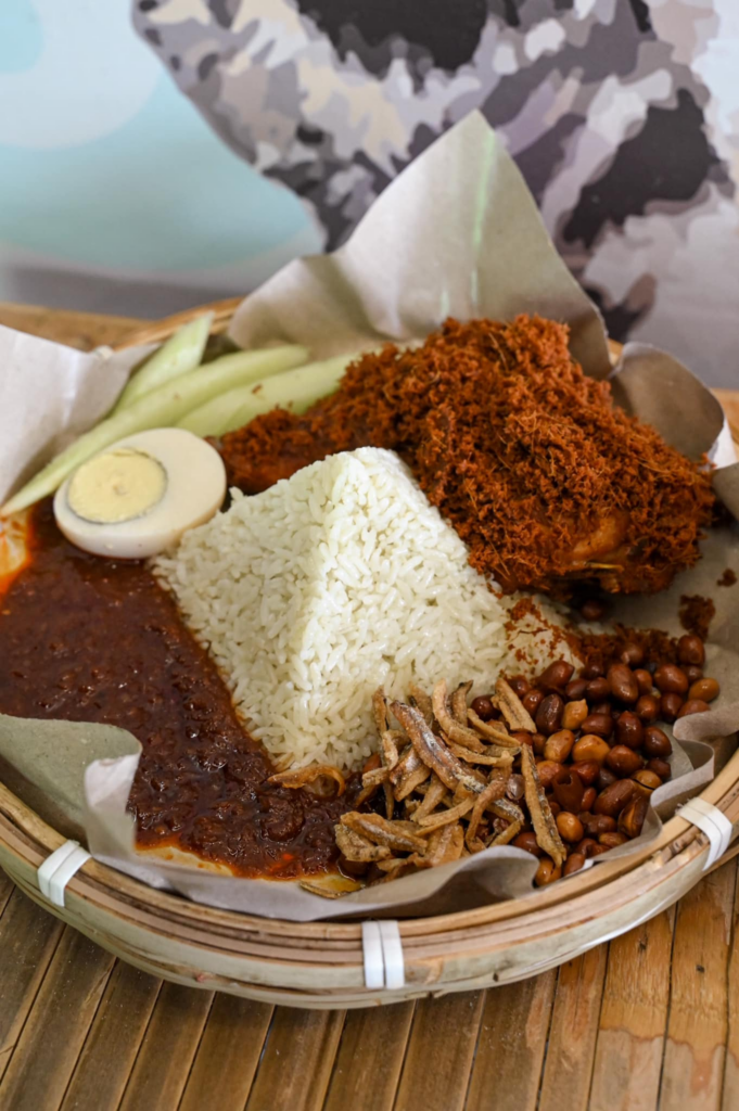 Port Makan Menarik Di Kuching, Nasi Lemak Bamboo Saji Menu Lazat Untuk Anda