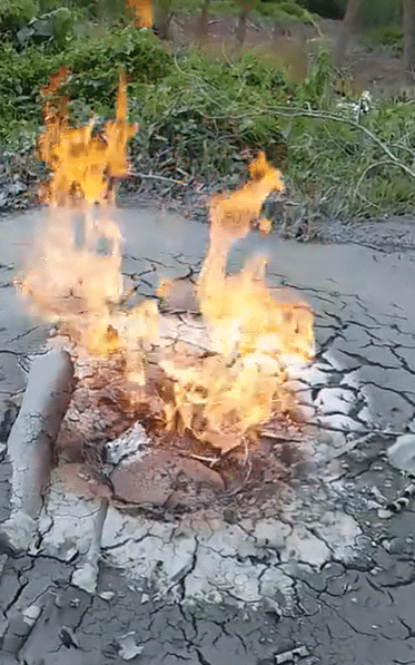 Tanah Tiba-Tiba Keluar Api, Lelaki Ini Dedah Rupanya Ada Gas Metana Di ... Tanah Tiba-Tiba Keluar Api, Lelaki Ini Dedah Rupanya Ada Gas Metana Di ...