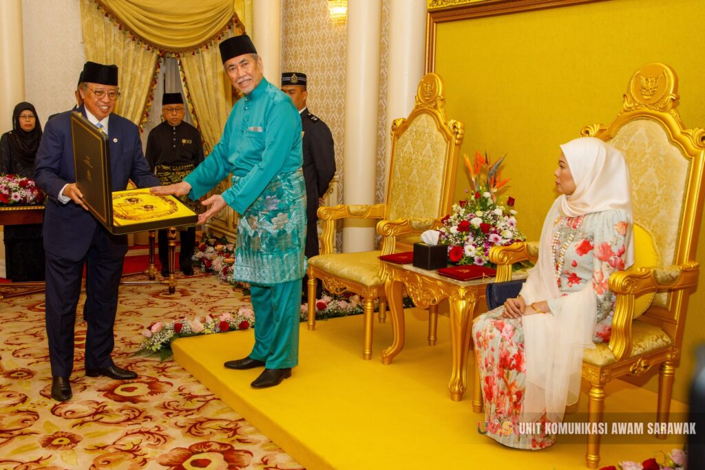 Tun Pehin Sri Dr Wan Junaidi Terima Anugerah Darjah Utama Yang Amat Mulia Satria Bintang Sarawak