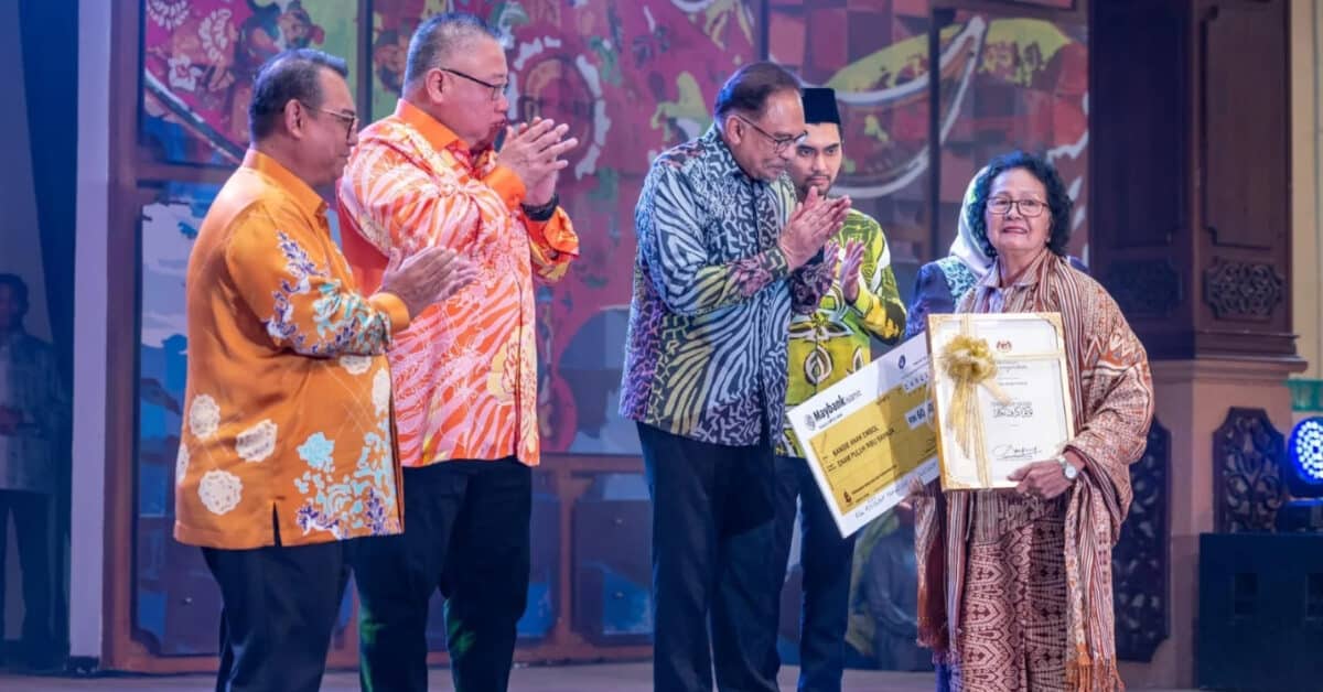 Kepakaran Bangie Anak Embol Dalam Tenunan Pua Mendapat Anugerah Tokoh ...