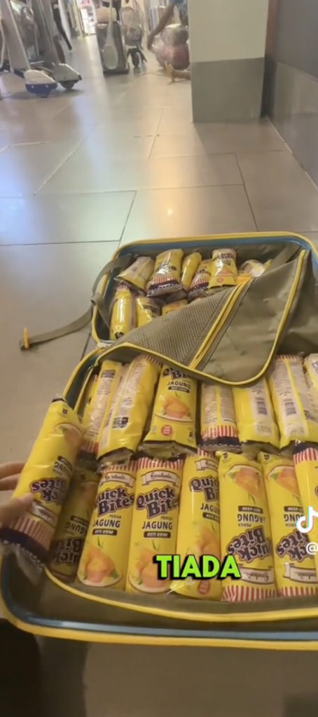 Lelaki Ini Sanggup Beli Luggage Demi Bawa Roti Gardenia Balik Sabah