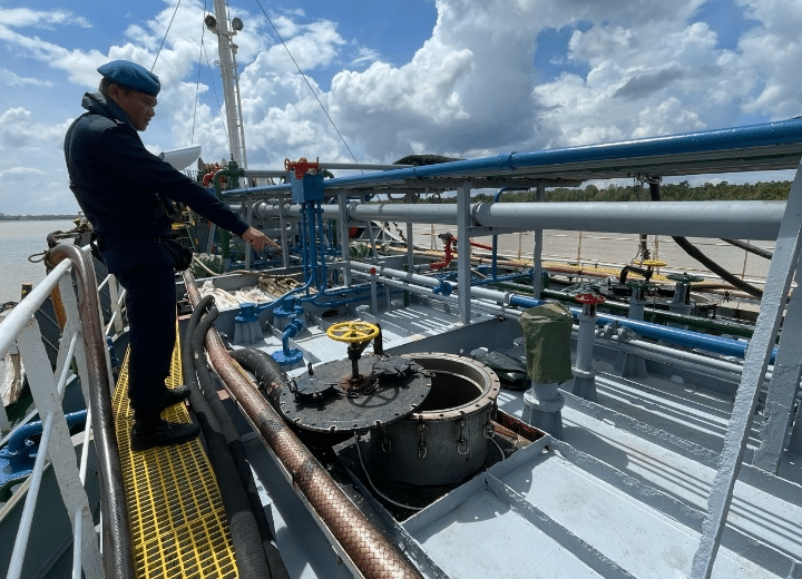 Polis Sarawak Rampas Kapal Tangki Dan 300,000 liter Diesel Di Tanjung ...