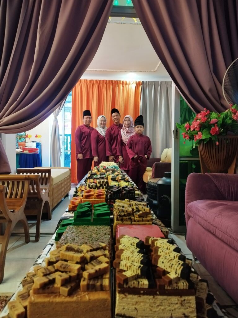 Tradisi Palak Meja, Keluarga Ini Hidang 30 Jenis Kek Lapis Premium Di ...