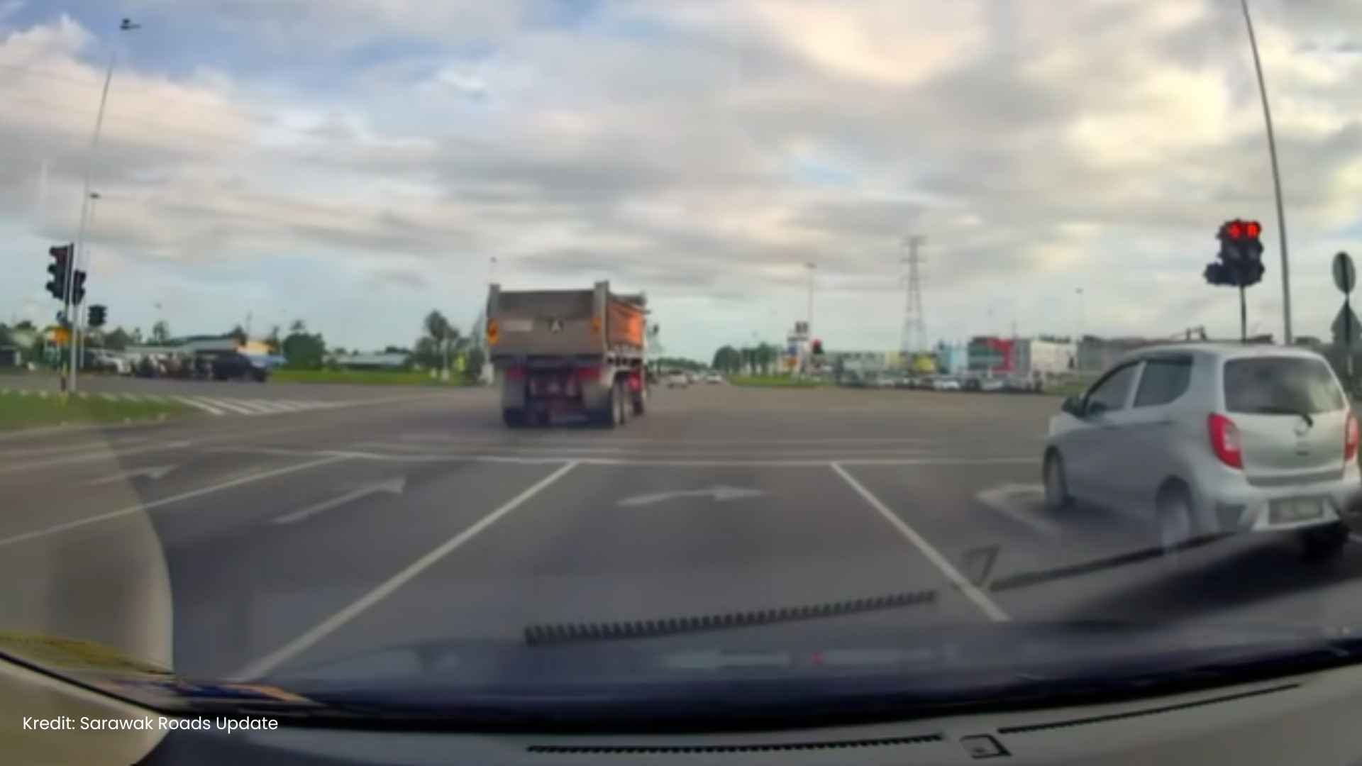 Pemandu Lori Langgar Lampu Merah Nyaris Gilis Penunggang Motosikal Di Jalan Samarahan