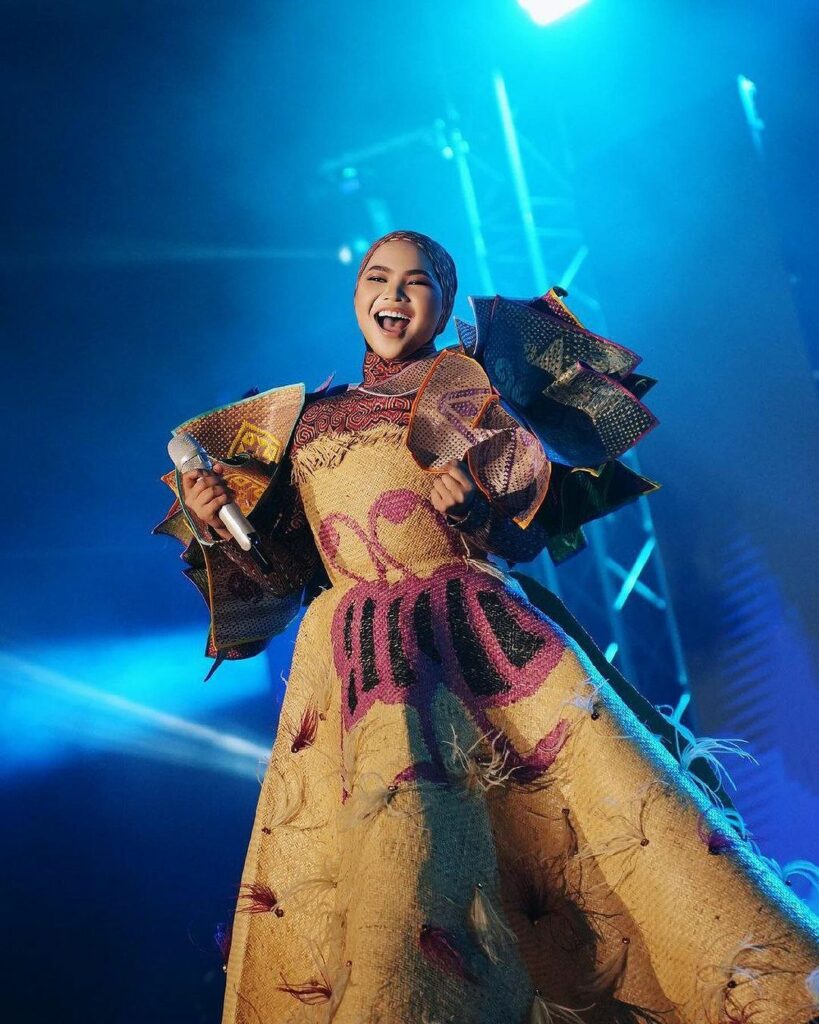 Gaun Rotan Aina Abdul Curi Tumpuan Netizen, Rupanya Hasil Dari ...