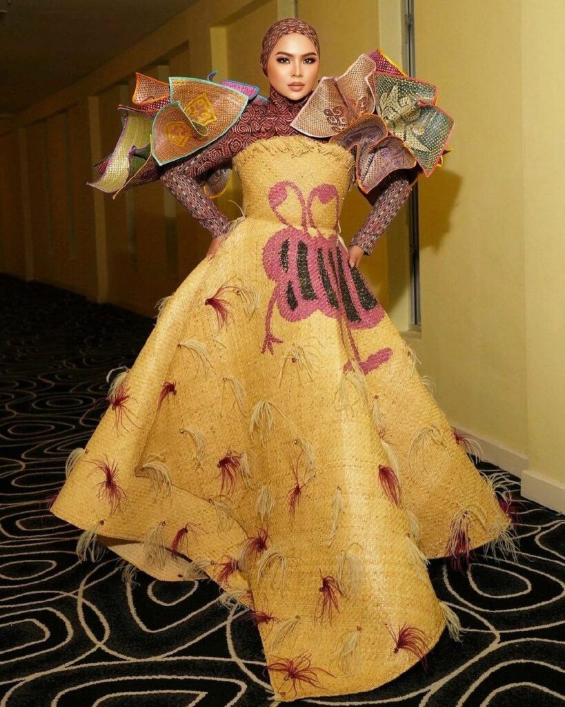 Gaun Rotan Aina Abdul Curi Tumpuan Netizen, Rupanya Hasil Dari ...