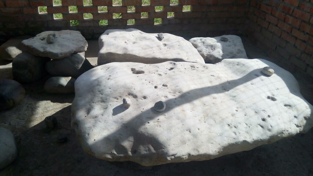 Misteri Batu Bernada, Ketahui Kisah Lagenda Batu Gong Di Kampung ...