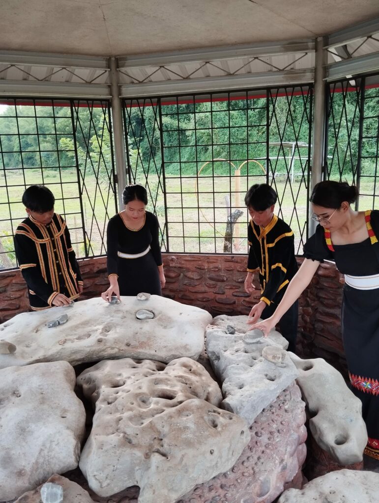 Misteri Batu Bernada, Ketahui Kisah Lagenda Batu Gong Di Kampung ...