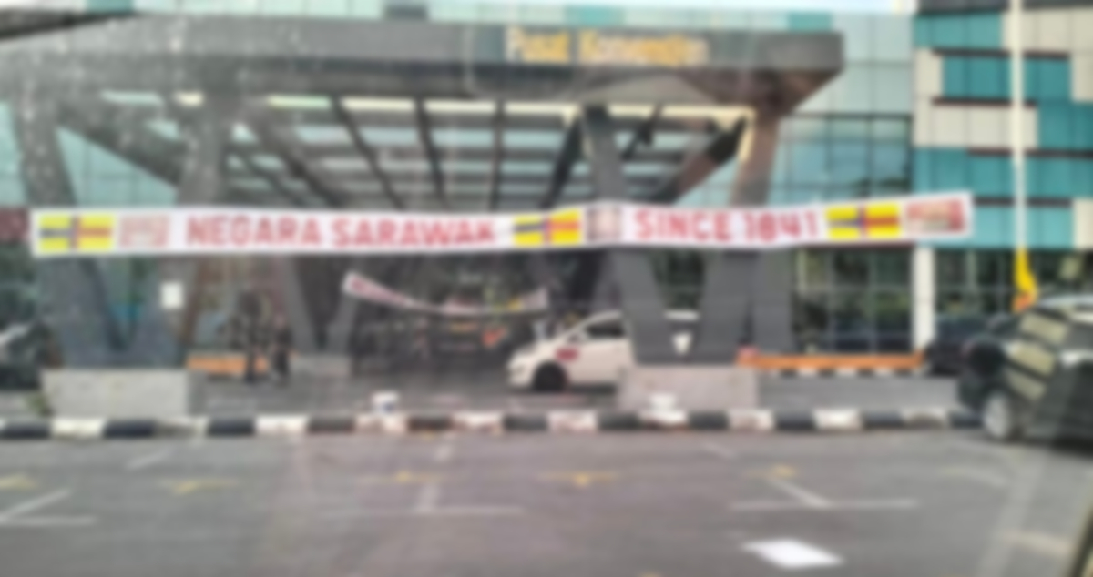 Tular Bendera Lama Sarawak Ditayang Hadapan Pusat Konvensyen Di Kuching ...