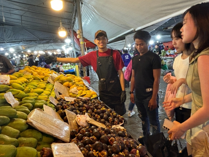 Bakat Tersembunyi Di Pasar Malam KK, Netizen Kagum Peniaga Fasih ...