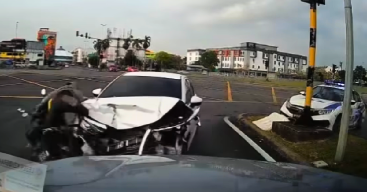 Rakaman Dashcam Tular, Pemandu Langgar Kereta Polis Dan Motosikal Di Lampu Isyarat Bintulu