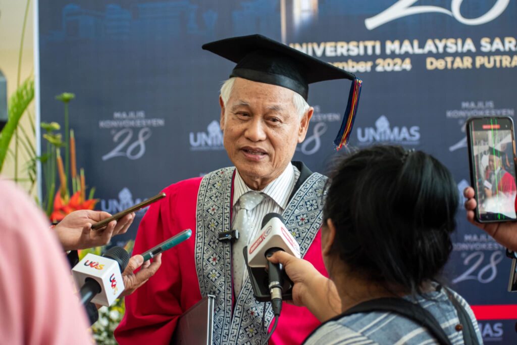 Warga Emas Pecah Rekod Graduan Tertua UNIMAS, Raih Ijazah Sarjana Pada ...