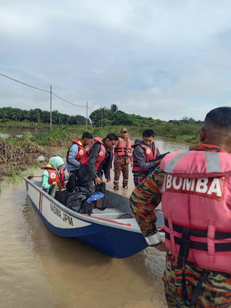 Semangat Tidak Luntur, 4 Calon SPM Di Sabah Naik Bot Ke Sekolah Akibat ...
