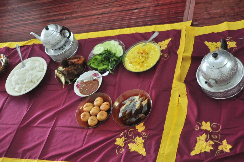 Hidang Saprah, Tradisi Unik Makan Bersila Melayu Sarawak