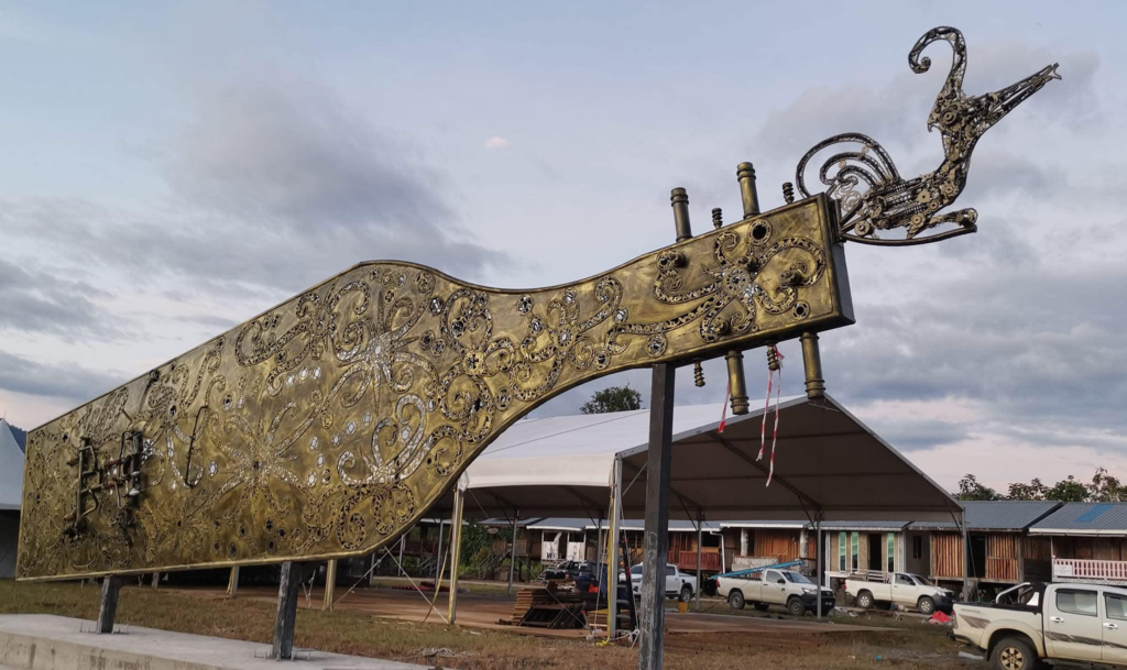 Replika Sape Terbesar Kini Berdiri Gah Di Sungai Asap, Murum Sarawak
