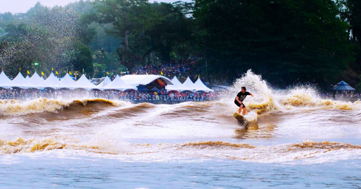 Fenomena Benak, Ombak Melawan Arus Yang Rare Di Sungai Sarawak
