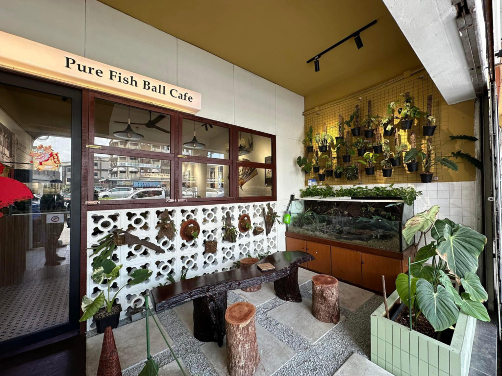 Pure Fish Ball Cafe Di Sekama Kini Peroleh Sijil Halal